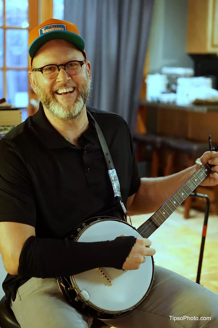 Eric Bachmann of Archers of Loaf plays an actual living room in Orlando ...