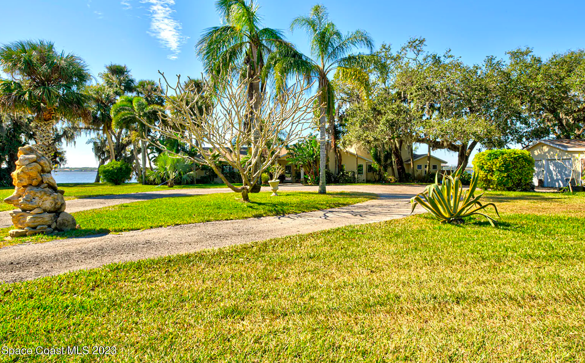 This waterfront hideaway home is for sale just outside Orlando, and it ...
